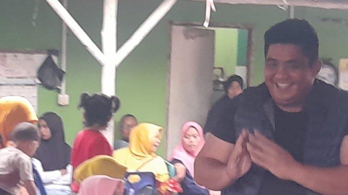 Warga Desa Ekang Anculai Sambut Kedatangan Roby-Deby dengan Tepuk ... Warga Desa Ekang Anculai Sambut Kedatangan Roby-Deby dengan Tepuk ...