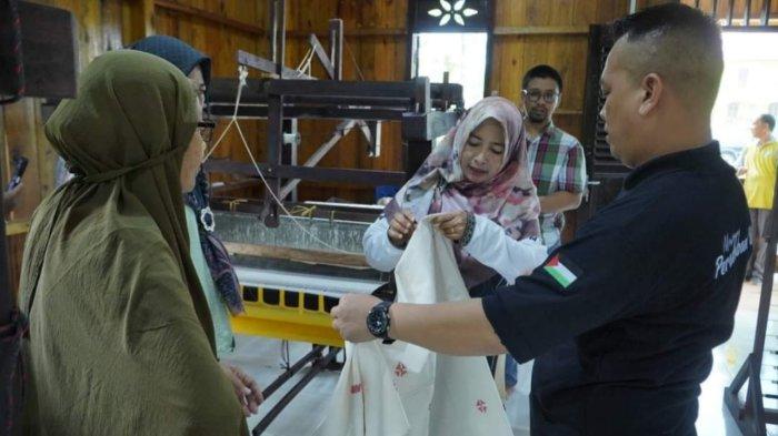 Wisata Rumah Tenun Daik Lingga di Kepri, Wisman Asal Malaysia Takjub ...
