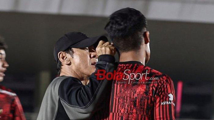 Jelang Timnas Indonesia vs Vietnam, Shin Tae-yong Jewer Telinga Ramadhan Sananta, Ini Sebabnya ...