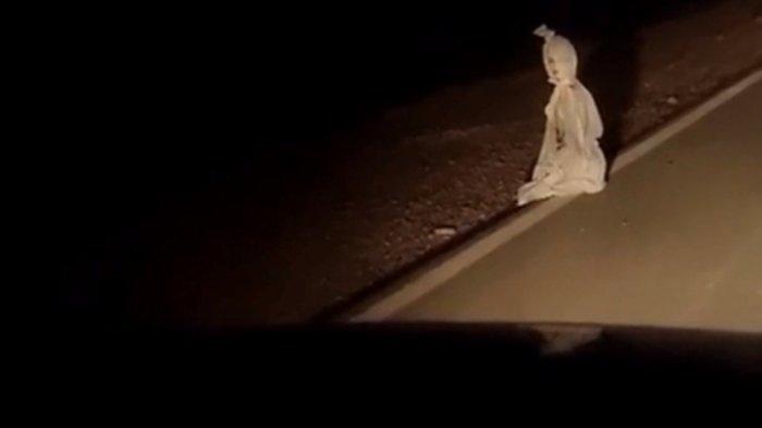 Viral di Batam Boneka Pocong di Tepi Jalan, Ini Kata Polisi ...