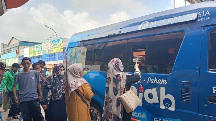 Warga Batam Antusias Mengantre untuk Tukar Uang Baru di Mobil Kas ...