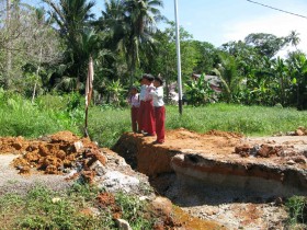 Warga Terpaksa Putus Jalan Raya di Kampung Boyan, Dabo Singkep ...
