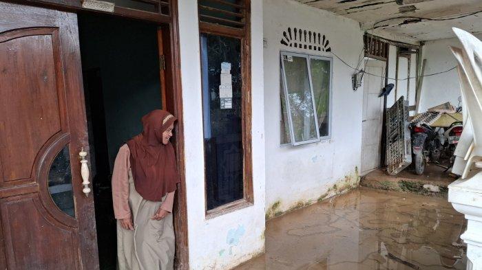 Kisah Warga Tembesi Tower, Bertahan Dalam Rumah Meski Kondisi Banjir Sepinggang - Tribunbatam.id