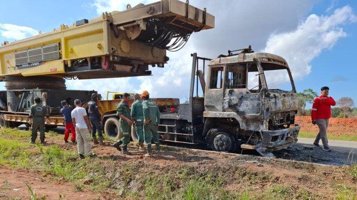 1 Unit Truk Bermuatan Alat Berat Terbakar di Simpang Kabil Batam ...
