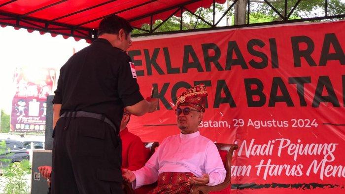 Tepuk Tepung Tawar Warnai Deklarasi Paslon Nuryanto - Hardi Hood Daftar ...