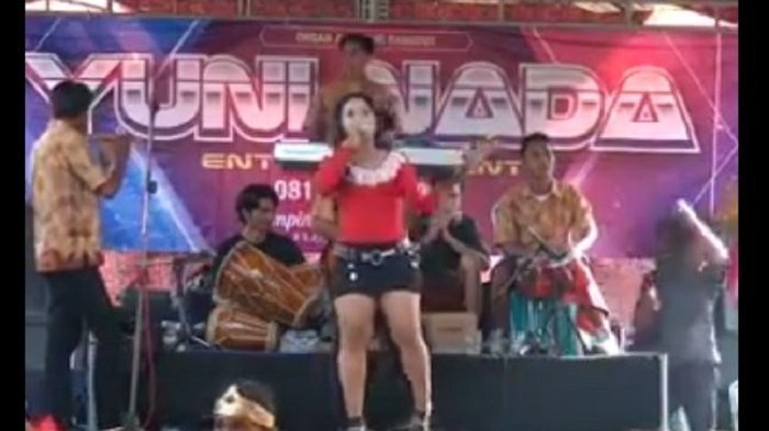 Biduan Dangdut Buka Baju lalu Lepas Bra di Panggung Hebohkan Warga ...