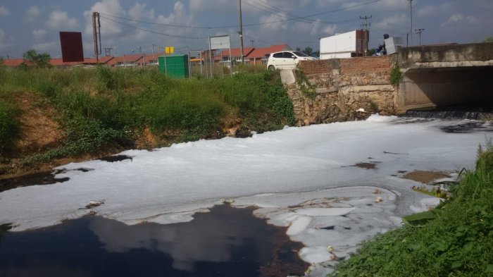 Diduga Tercemar Limbah, DLH Batam Cek Air Parit Jembatan Taman Anugerah ...