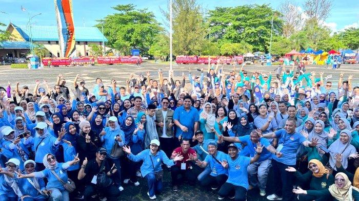 Bupati Bintan Roby Kurniawan dan Apri Sujadi Akrab di Acara Reuni SMA N ... Bupati Bintan Roby Kurniawan dan Apri Sujadi Akrab di Acara Reuni SMA N ...
