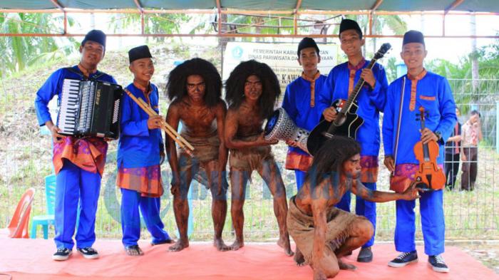 Orang yang Berusaha Gali Tanah untuk Cari Harta Karun di Bukit Kerang ...