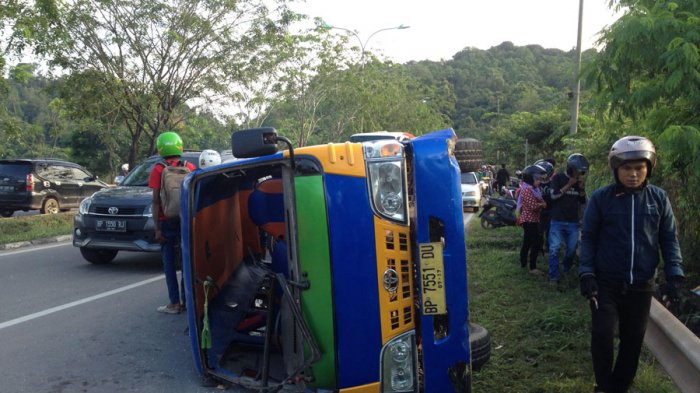Ngeri! Angkot Batam Terbalik di Turunan Bukit Daeng, Sopir Muntah ...