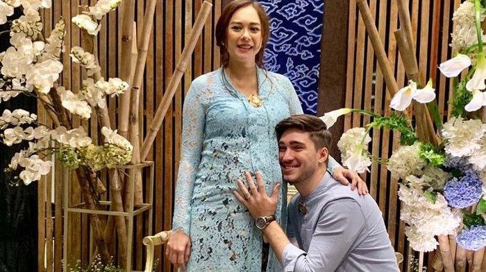 Postingan Aura Kasih yang Perlihatkan Hidung dan Bibir Anaknya Jadi ...