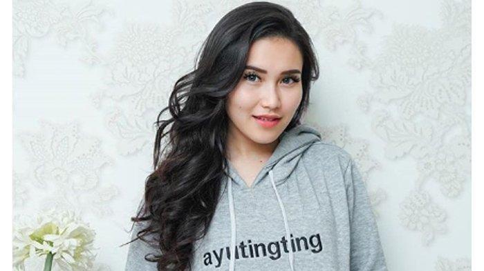 Foto dengan Pose Bibir Manyun, Lipstik Merah Ayu Ting Ting Disamakan ...