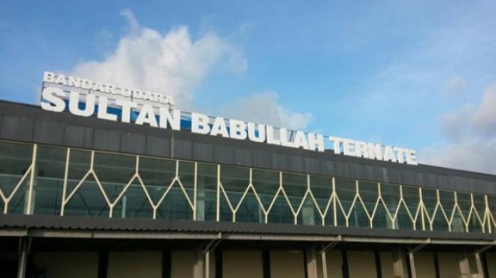 Akibat Abu Vulkanik Erupsi Gunung Gamalama. Bandara Sultan Babullah ...