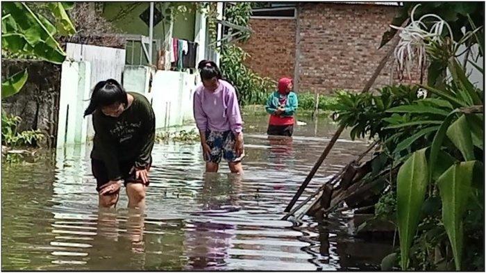 Hampir 2 Bulan Banjir Tak Kunjung Surut, Warga Serasa Hidup di Dalam Danau - Tribunbatam.id