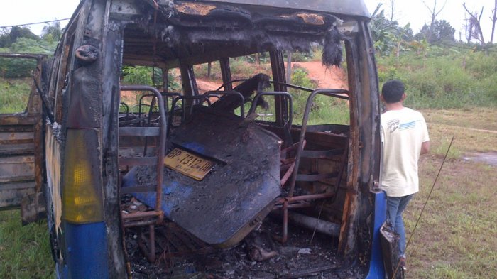 Ngeri! Dua Mobil Bimbar Tanjunguncang Hangus Terbakar, Saksi Mata Lihat ...
