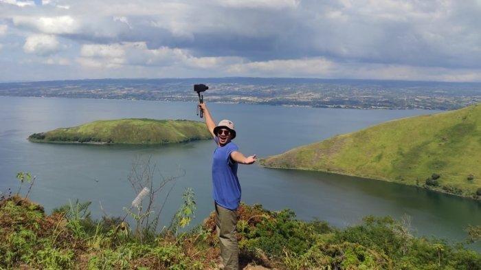 Pulau Tulas di Siboro yang Tersembunyi, Pengunjung Berswafoto Sambil Menikmati Keindahan Danau ...