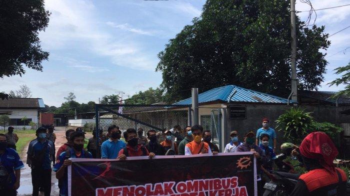 Karyawan PT Djitoe Mesindo Mogok Kerja Tolak Omnibus Law, Dikawal Ketat ...