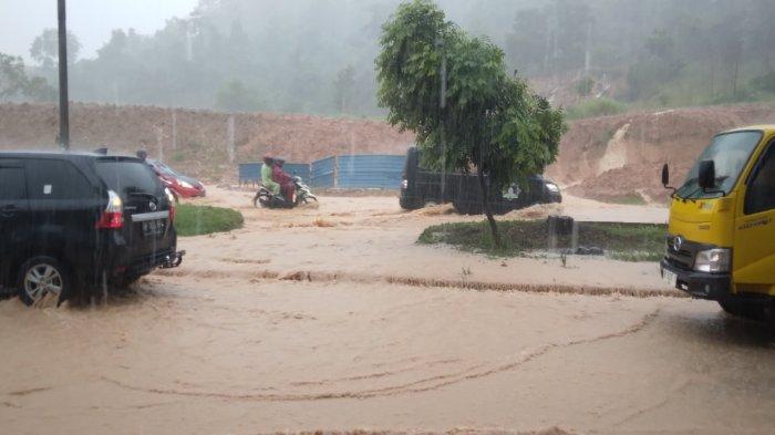 Sejumlah Ruas Jalan di Batam Terendam Banjir, Lalulintas Sempat ...