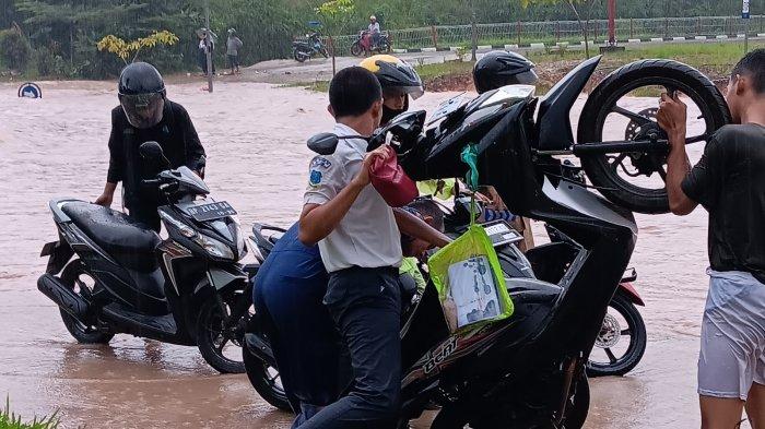 Lampu Merah Simpang Kabil Digempur Banjir, Komplek Palemo Garden Ikut ...