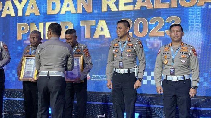Dirlantas Polda Kepri Kombes Pol Tri Yulianto Terima Penghargaan Dari Kakorlantas Polri ...