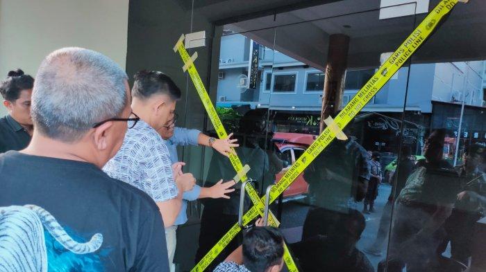 Pintu Masuk PT Jaya Putra Kundur Milik DPO Thedy Johanis di Police Line ...