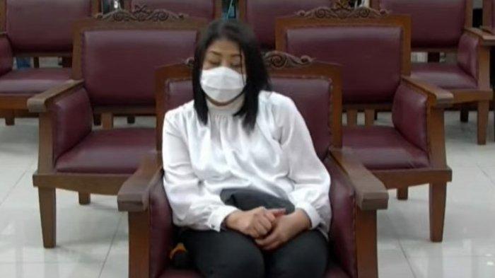 Ekspresi Kecemasan Putri Candrawathi Saat Dengar Vonis 20 Tahun Penjara ... Ekspresi Kecemasan Putri Candrawathi Saat Dengar Vonis 20 Tahun Penjara ...