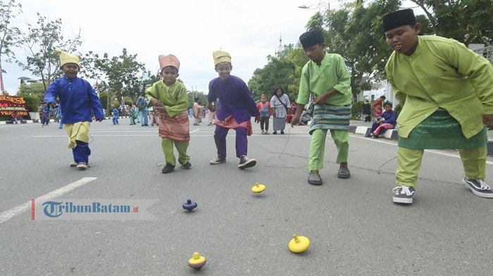 Pasrah Gagal Main Gasing, Pebrialin Ajak Anak-anak Ikut Lestarikan ...
