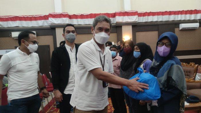 Ringankan Beban Warga di Tengah Pandemi, PT Timah Salurkan 300 Paket Sembako untuk Warga Karimun ...