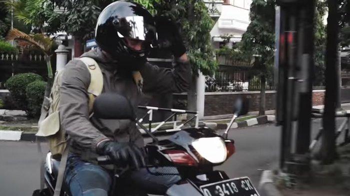 Gantengnya Ariel Noah Naik Suzuki Shogun, Pakai Helm yang Punya ...