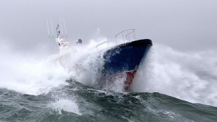 Kondisi Cuaca Buat Kaca Jendela MV Dumai Express 21 Retak dan MV ...