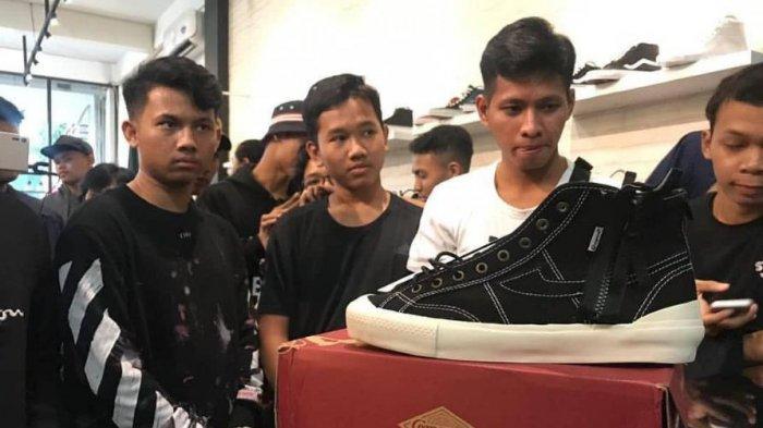 Buat Antrean Membludak Karena Cuma Jual 240 Pasang, Begini Model Sepatu ...