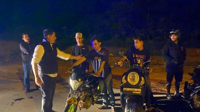Puluhan Orang Hendak Ikut Balap Liar, Polisi Hukum Dorong Motor dari ...