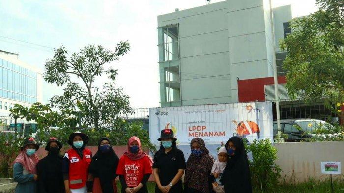 Awardee LPDP Komitmen Mengabdi untuk Negeri, Tanam Pohon di PMI Batam ...