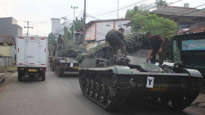 Viral Tank Milik TNI Diturunkan Dalam Razia Penyekatan di Perbatasan ...