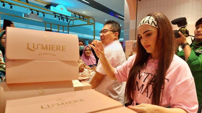 Grand opening Lu’miere Bistro di Batam, Anang dan Ashanty Layani Pelanggan - Tribunbatam.id