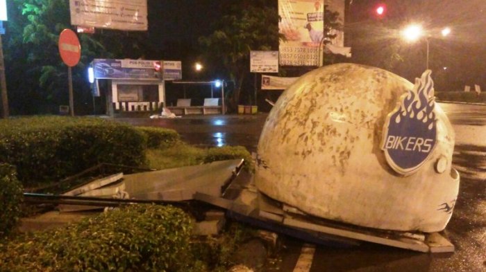 Patung Helm Safety Riding di Simpang Kabil Tumbang. Begini Kondisinya ...