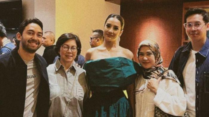 Ibunda Nadif Zahiruddin Hadiri Gala Premiere Film Terbaru Anya Geraldine - Tribunbatam.id