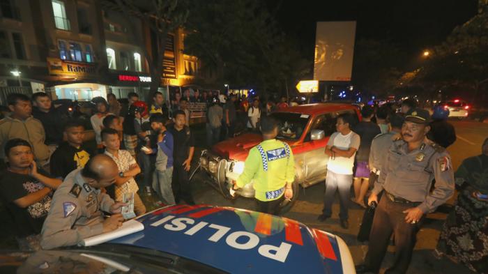 Mobil Storm Merah Itu Tabrak Tiga Mobil dan Empat Sepeda Motor ...