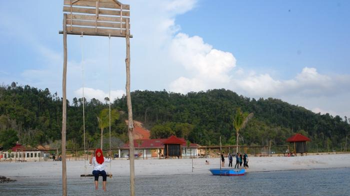 Pantai Vio-Vio Barelang, Ada Buaian seperti Gili Trawangan - Tribunbatam.id