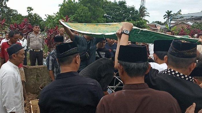 Isak Tangis Pecah saat Jenazah Istri Kapolresta Barelang Dimakamkan di TPU Talang Kunyit ...