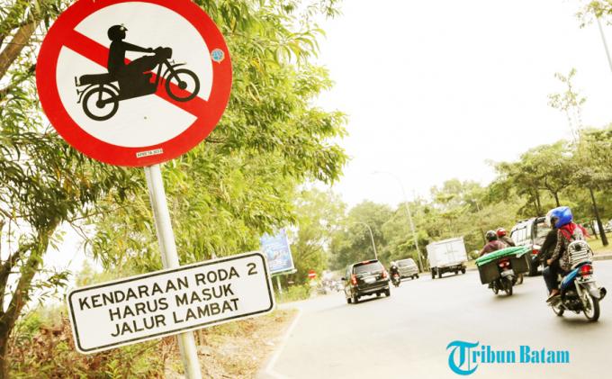 Perhatikan! Motor dan Angkot di Jalan Sudirman Harus Lewat Jalur Lambat ...