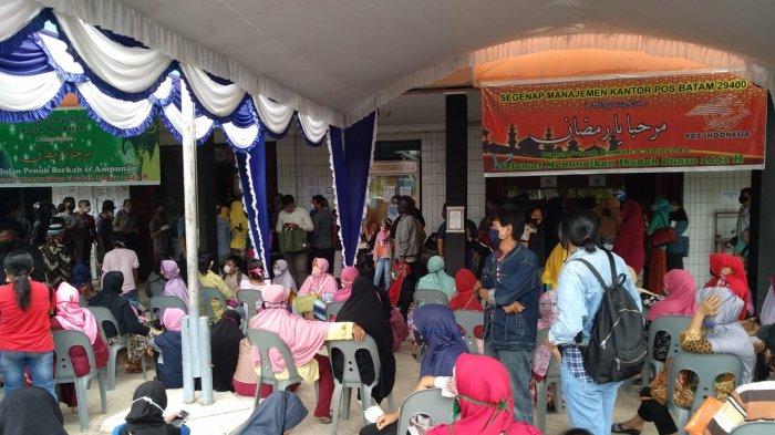 Manfaatkan Hari Tambahan, Warga Datangi Kantor Pos Batam Centre Cairkan ...