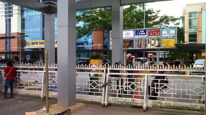 Pintu Masuk dan Keluar Panbil Mall Ditutup, Pengunjung Terjebak di ...