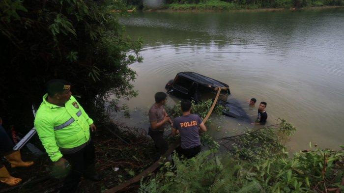 KECELAKAAN DI BATAM - Mobil Masuk Dam Muka Kuning Batam, INI Foto ...