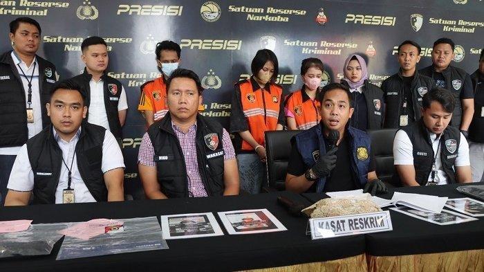 Dua Wanita Muda Pemeran Film Dewasa Dibekuk Polisi, Ini Peran Para Tersangka - Tribunbatam.id