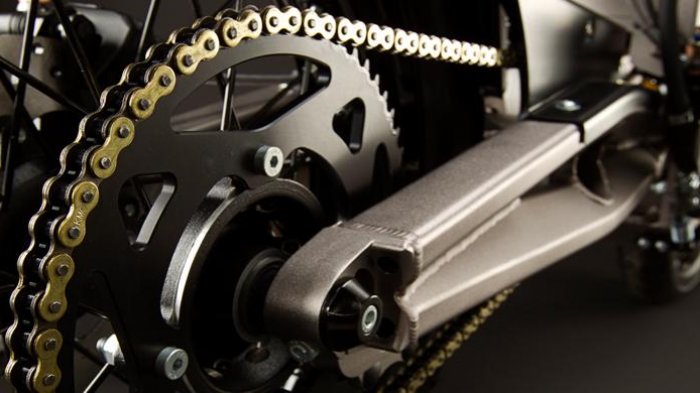 AWAS! Jangan Pakai Oli Bekas, Begini Cara Rawat Rantai Motor yang Benar ...