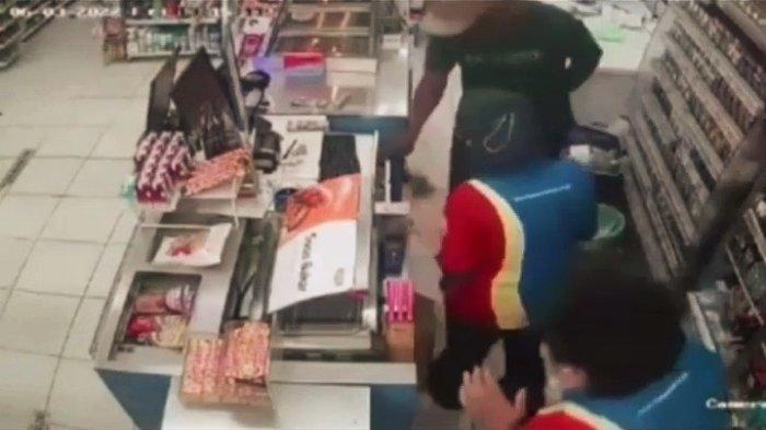 Perampok Minimarket Beraksi Gunakan Senjata Api di Siang Bolong, Rekaman CCTv Viral - Tribunbatam.id