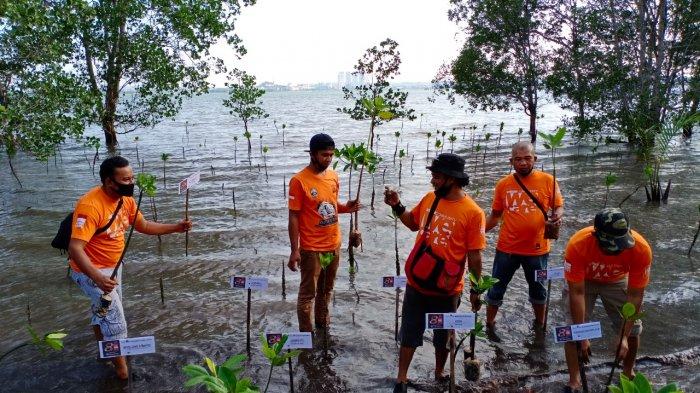 Rayakan Anniversary ke-8, Ves Community Batam Tanam Mangrove, Begini ...