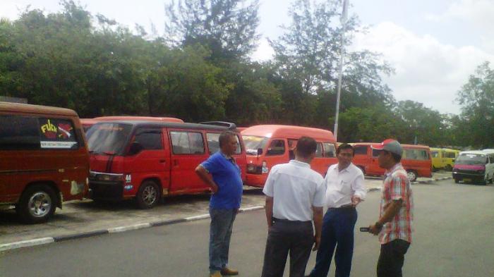 Angkot Mogok, Dedi Terpaksa Telat Masuk Kerja Karena Harus Antar Istri ...