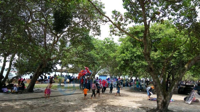 Libur Natal, Kawasan Wisata Pantai Melayu Dipadati Pengunjung ...